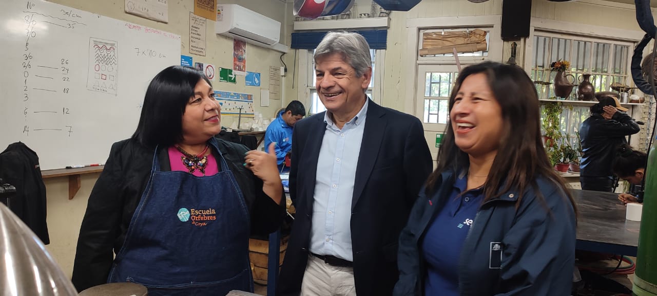 Directora Nacional de Sence conoce la Escuela de Orfebres de Coya y comparte con alumnos en ...